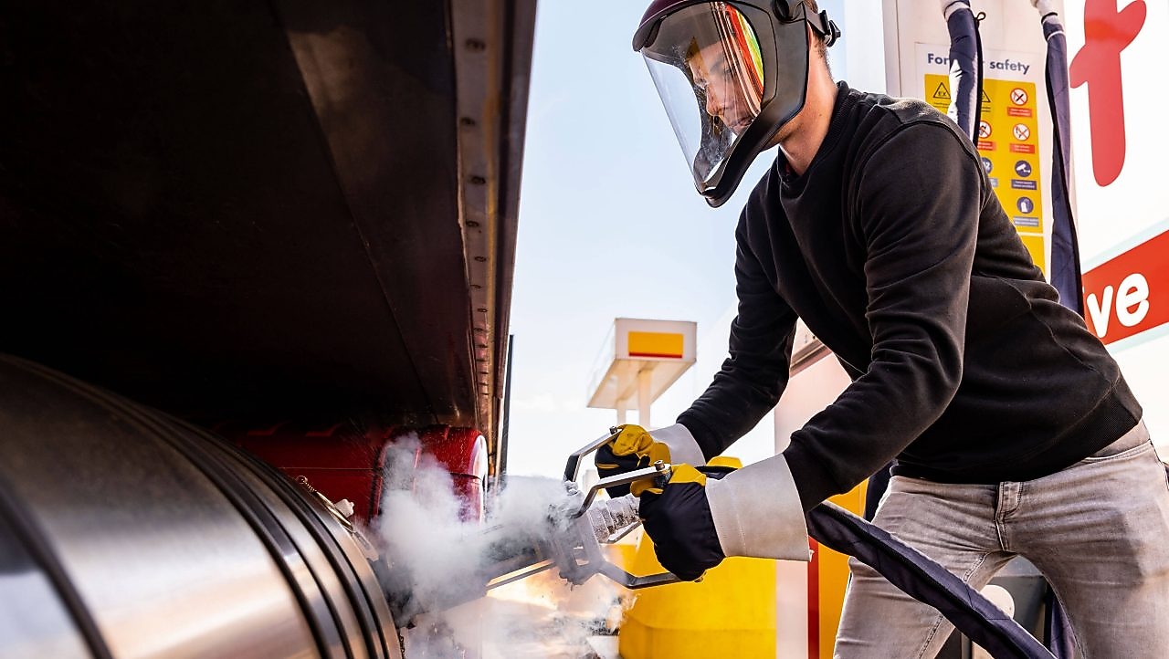 Shell LNG Tankstellen für schwere LKW | Shell Kraftstoffe für ...